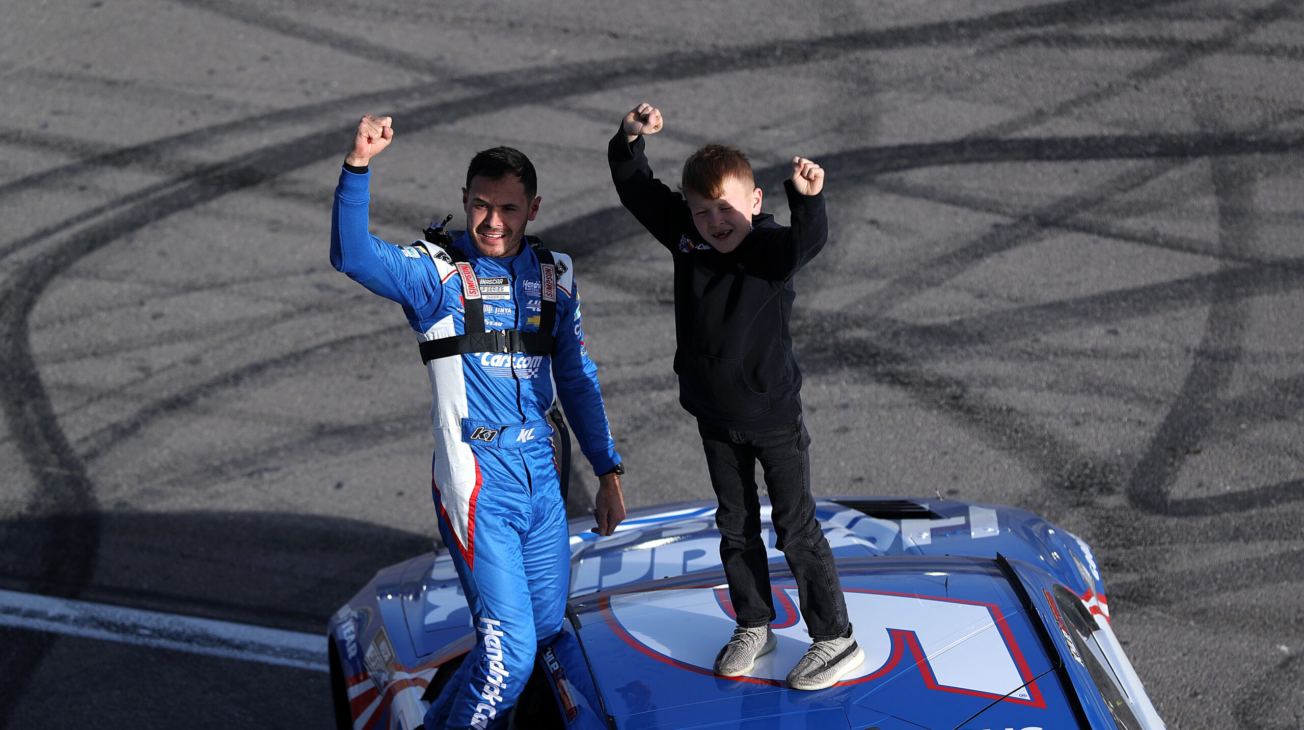 Kyle Larson Holds Off Tyler Reddick, Sweeps All Stages To Win In Las ...