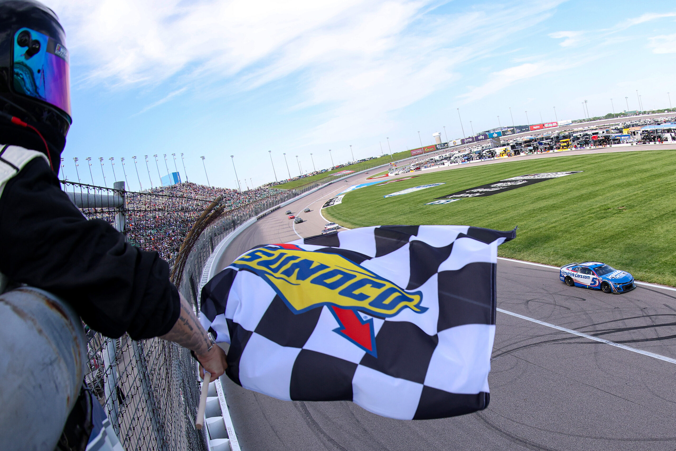 Kyle Larson Dominates At Kansas In Defense Of Last Year’s NASCAR Cup ...